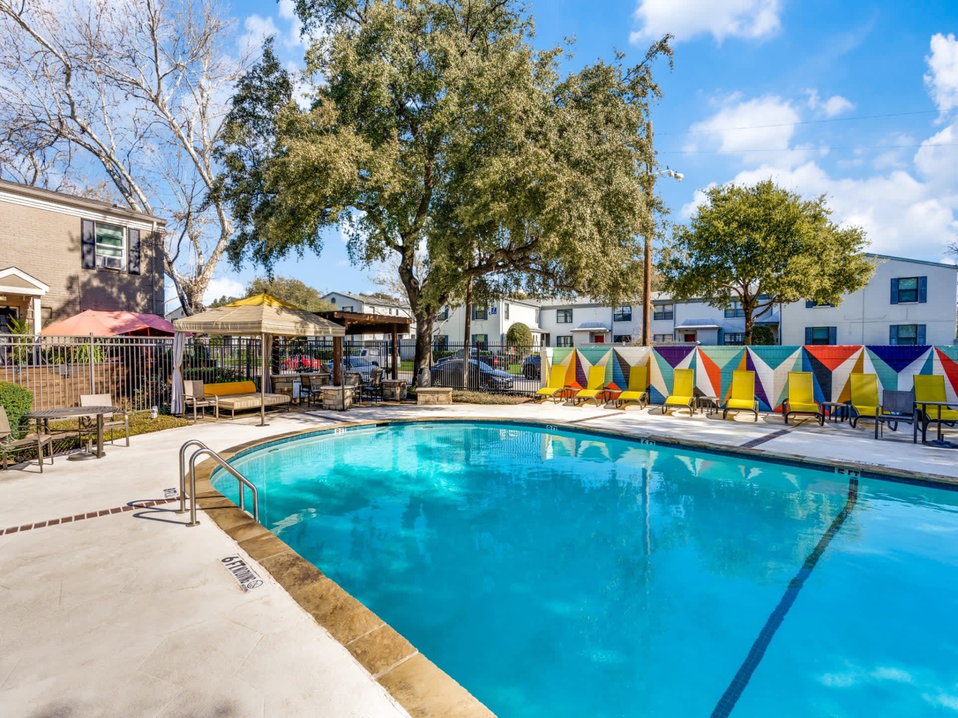 The Monroe Townhomes & Apartments | Apartments in Dallas, TX