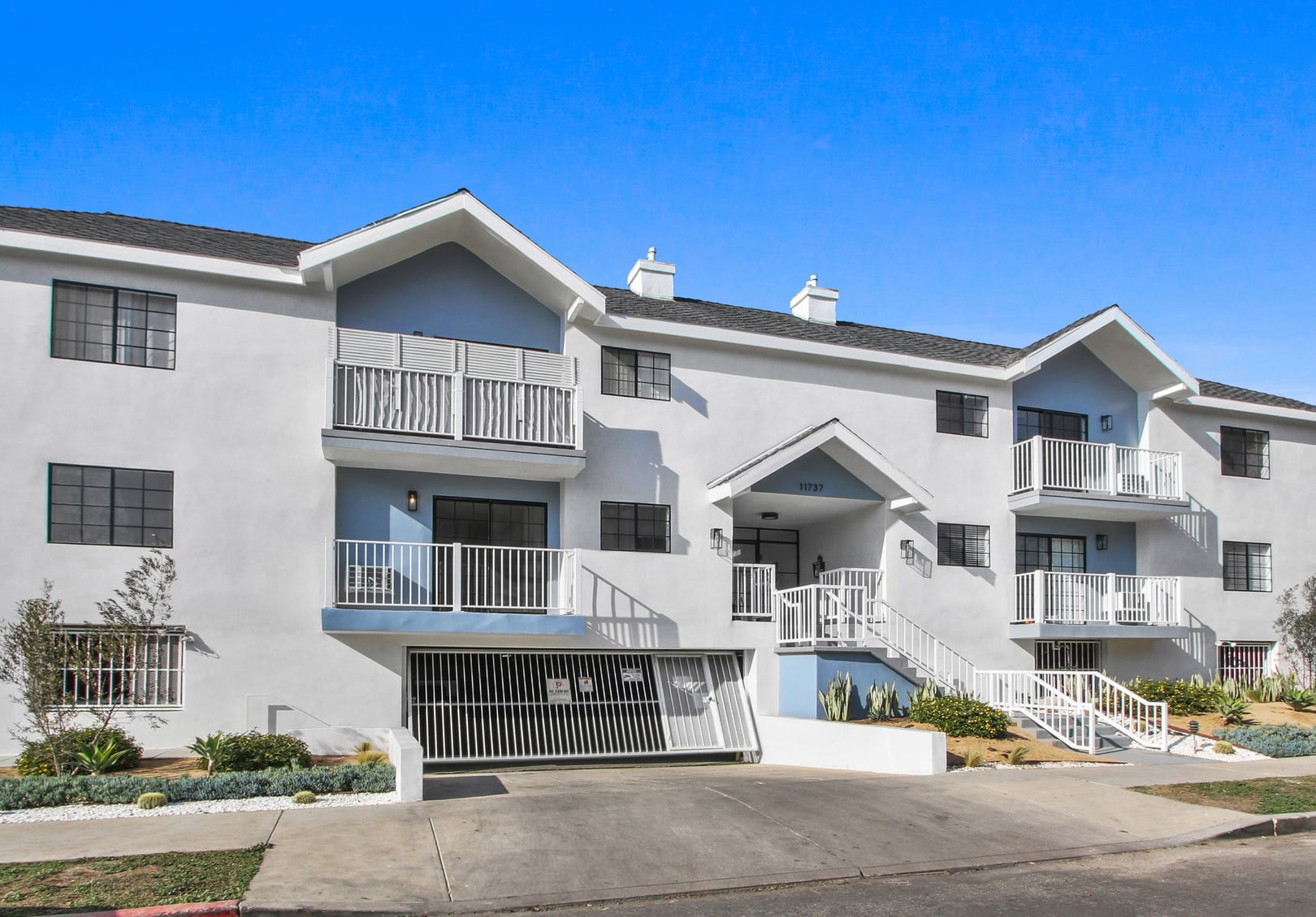11737 Courtleigh Dr | Apartments in Los Angeles, CA
