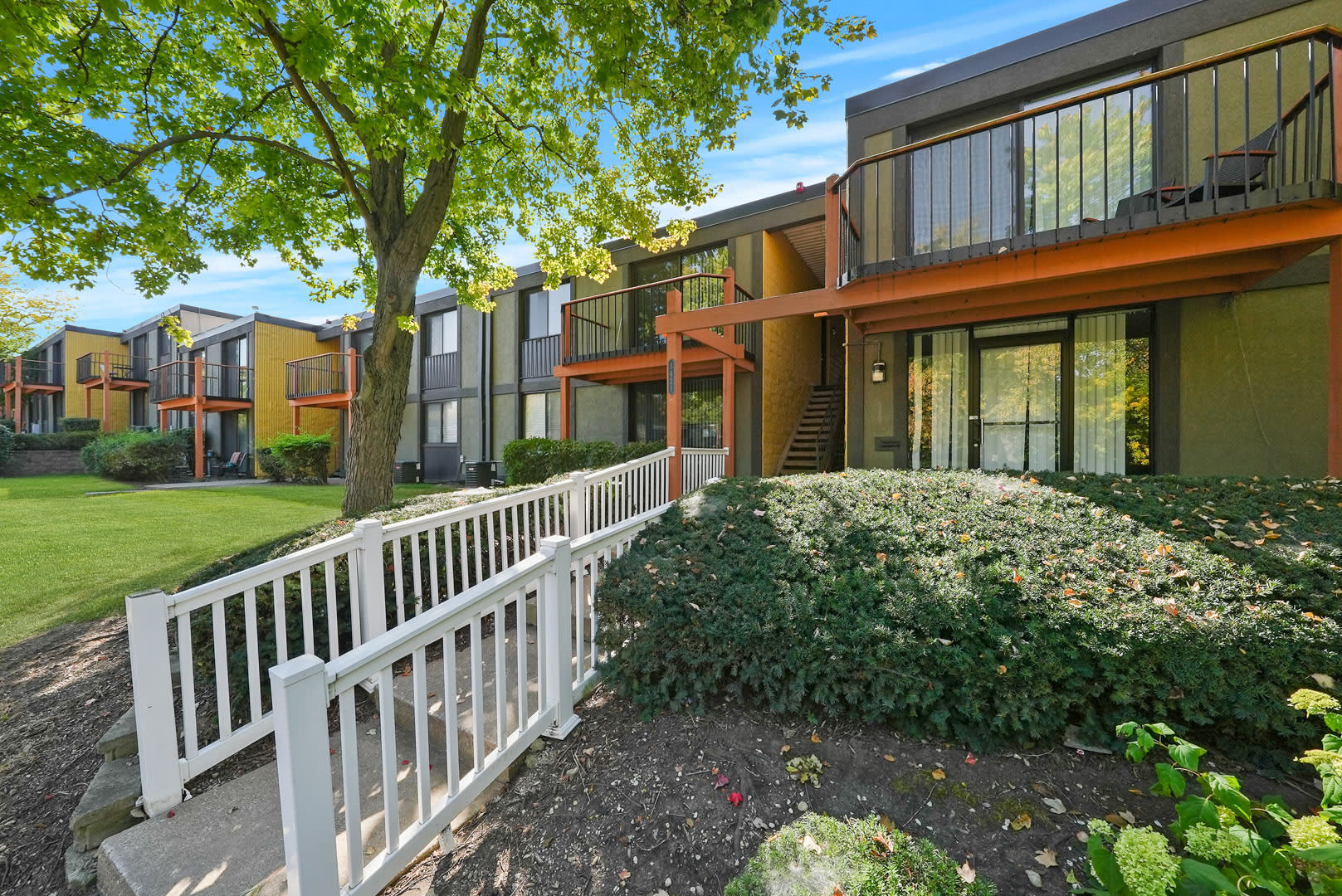 1 & 2 Bedroom Apartments for Rent in Woodridge, IL | Woodland Ridge