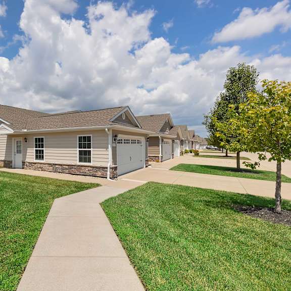 Redwood Apartment Neighborhoods | Apartments in Independence, OH | RENTCafe