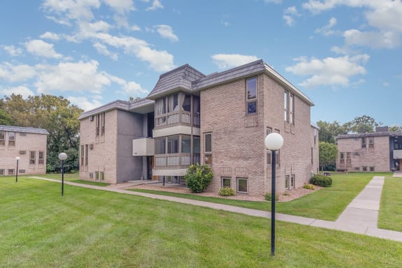 Apartments in Roseville, MN | Rosedale Estates Apartments