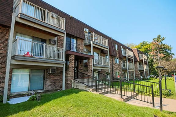 Apartments in Roseville, MN | Rosedale Estates Apartments