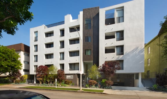 Studio, 1, 2 & 3-Bedroom Apartments in Westwood | Midvale Court