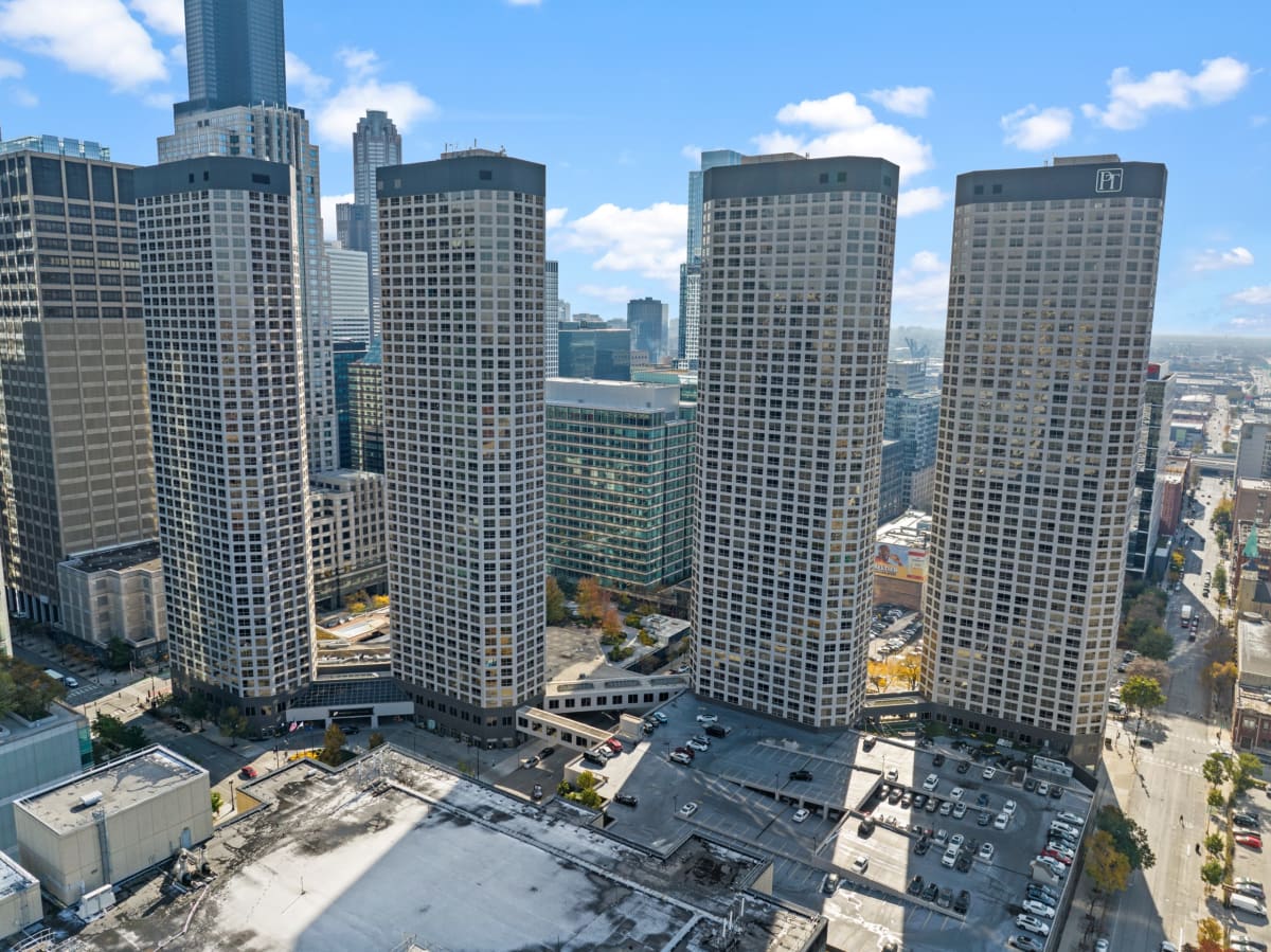 West Loop Apartments for Rent | Presidential Towers