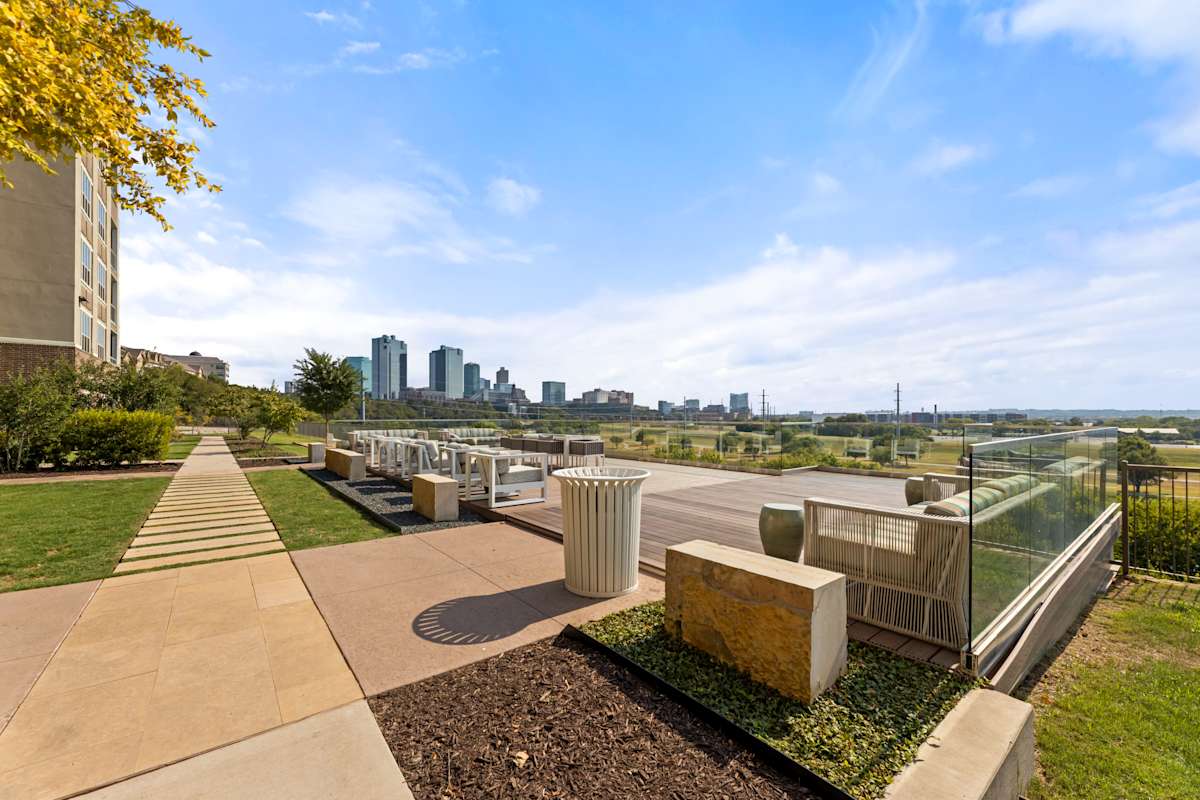 Photos | Rocklyn at Samuels Ave | Fort Worth, TX Apartments