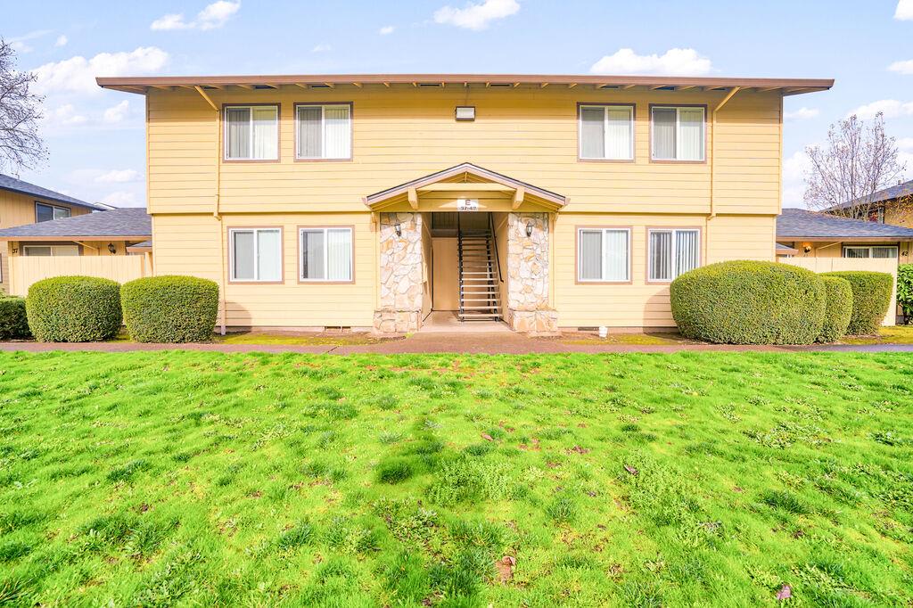 Photos and Video of Maple Terrace Apartments in Hillsboro, OR