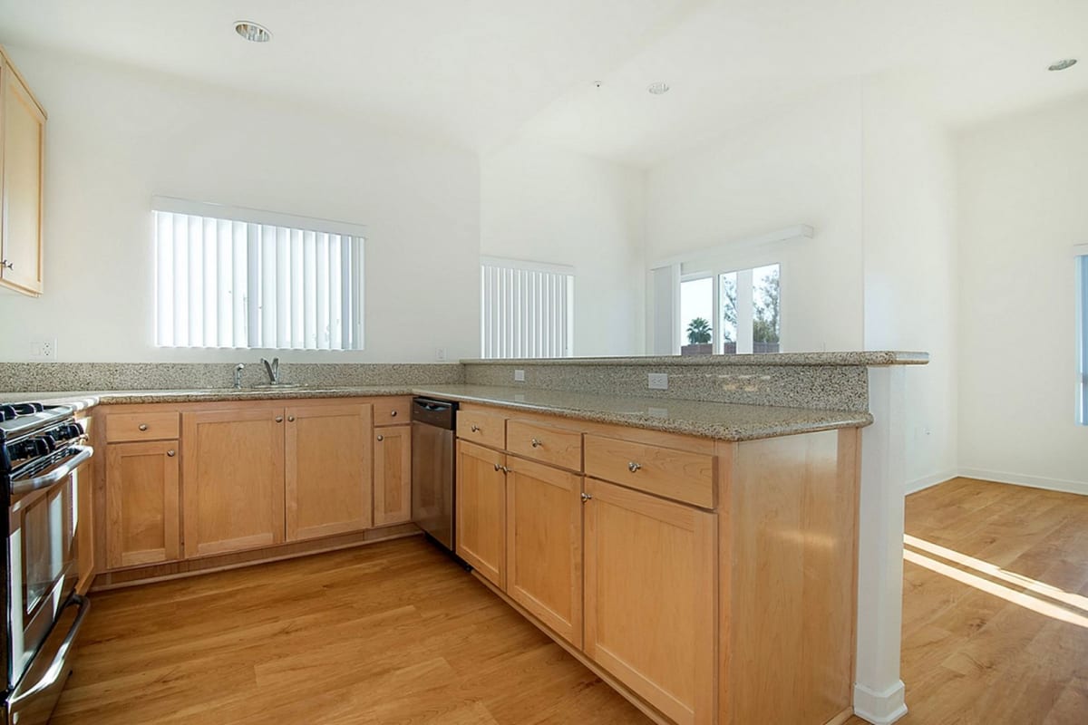 Photos and Video of Grand View Towers in Los Angeles, CA