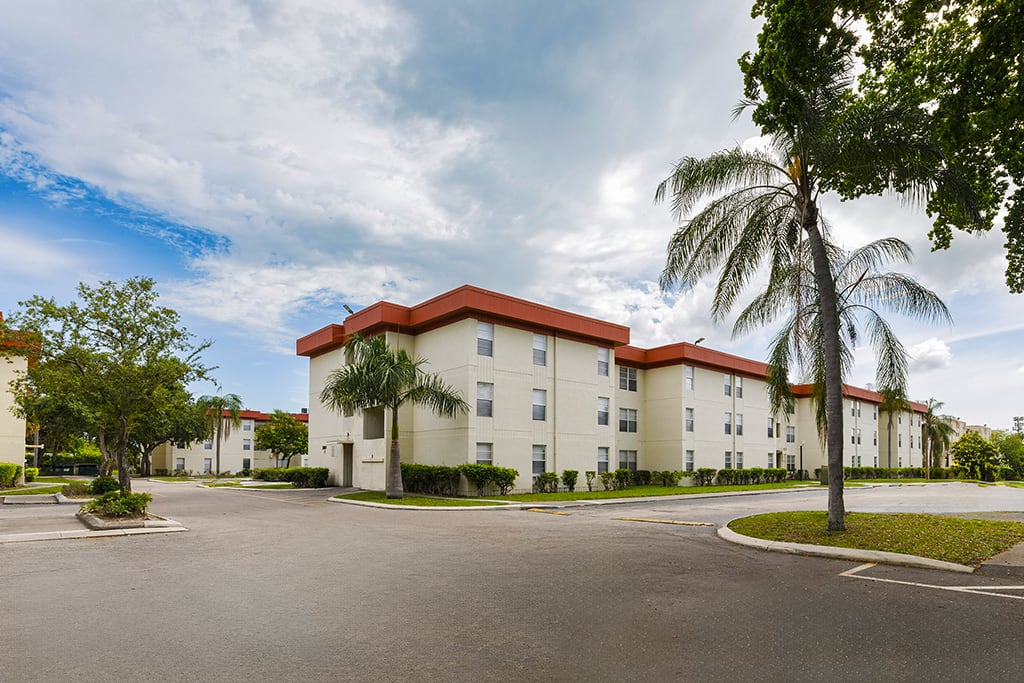 Photos of Cambridge Square Lauderdale| Apts in Lauderdale