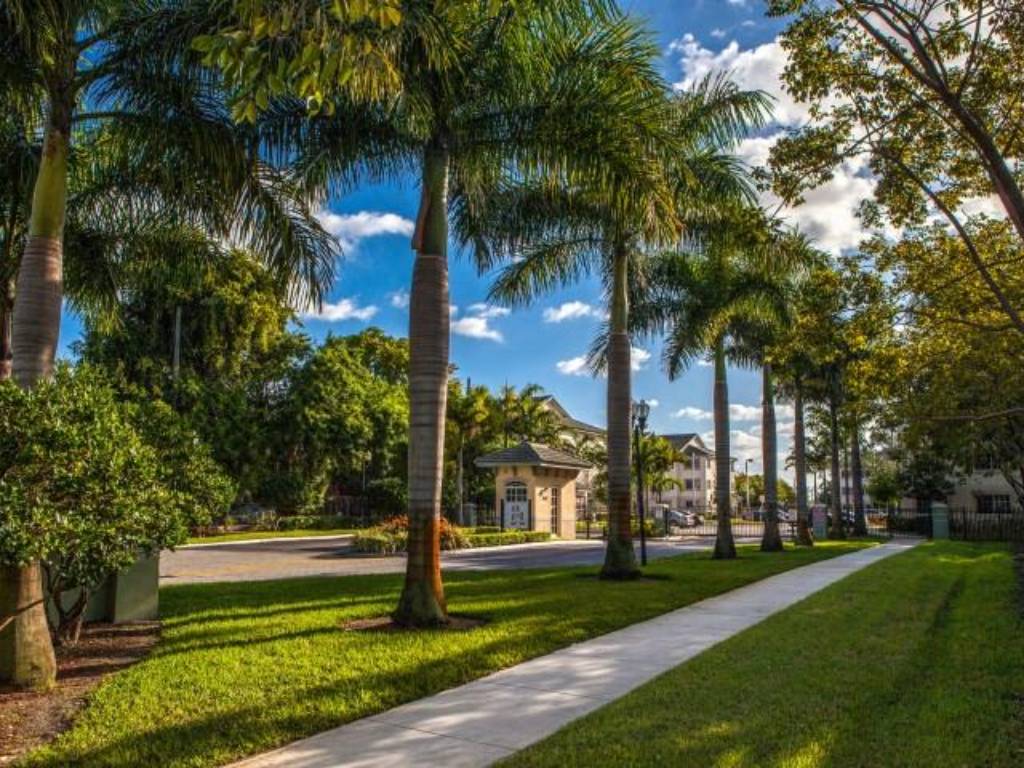 Photos and Video of Valencia Pointe Apartments in Miami, FL