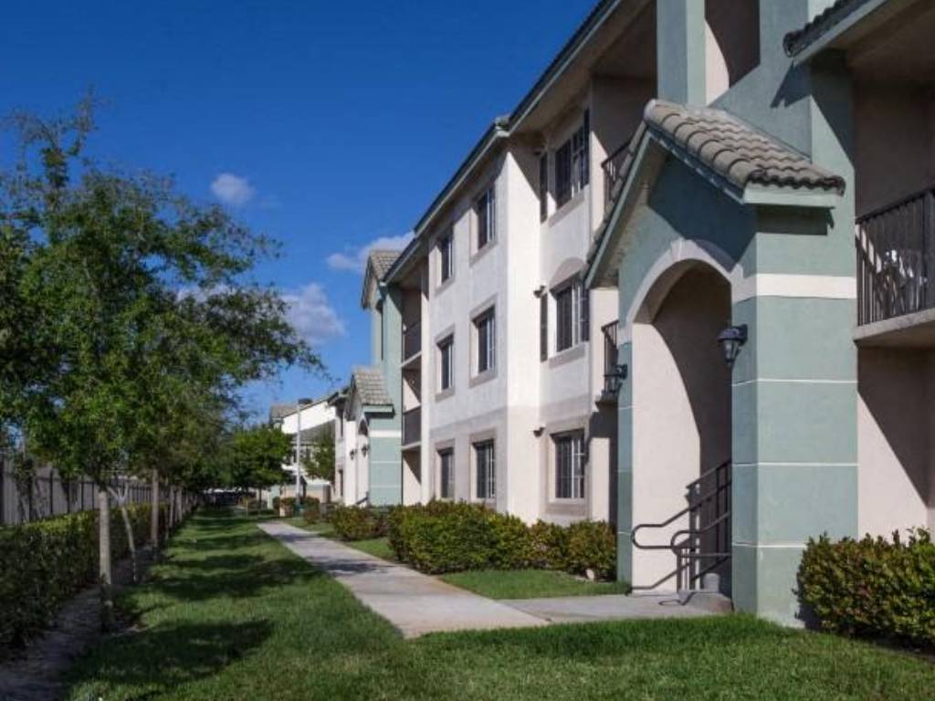 Photos and Video of Valencia Pointe Apartments in Miami, FL