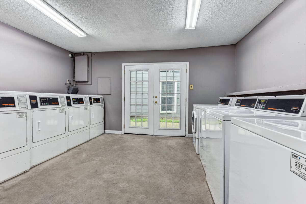 Photos of Whitney Manor Apartments | Gretna, LA Rentals