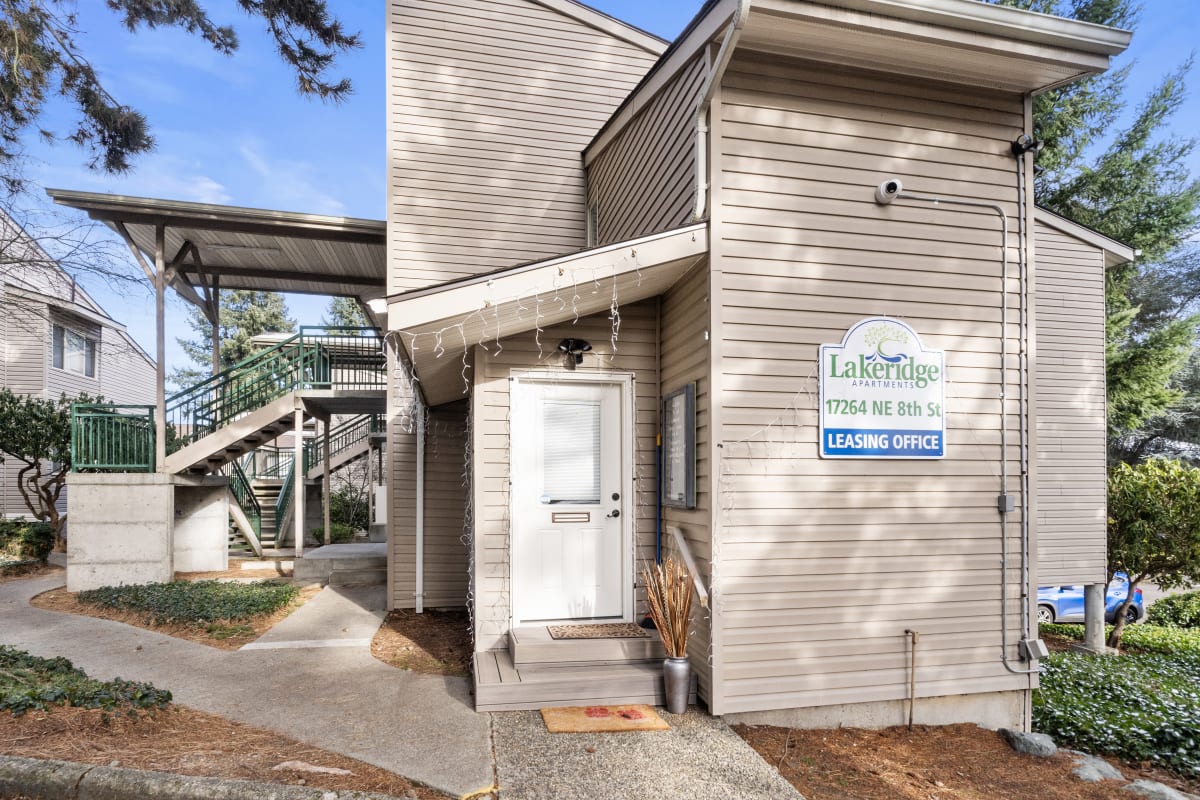 Photos and Video of Lakeridge Apartments in Bellevue, WA