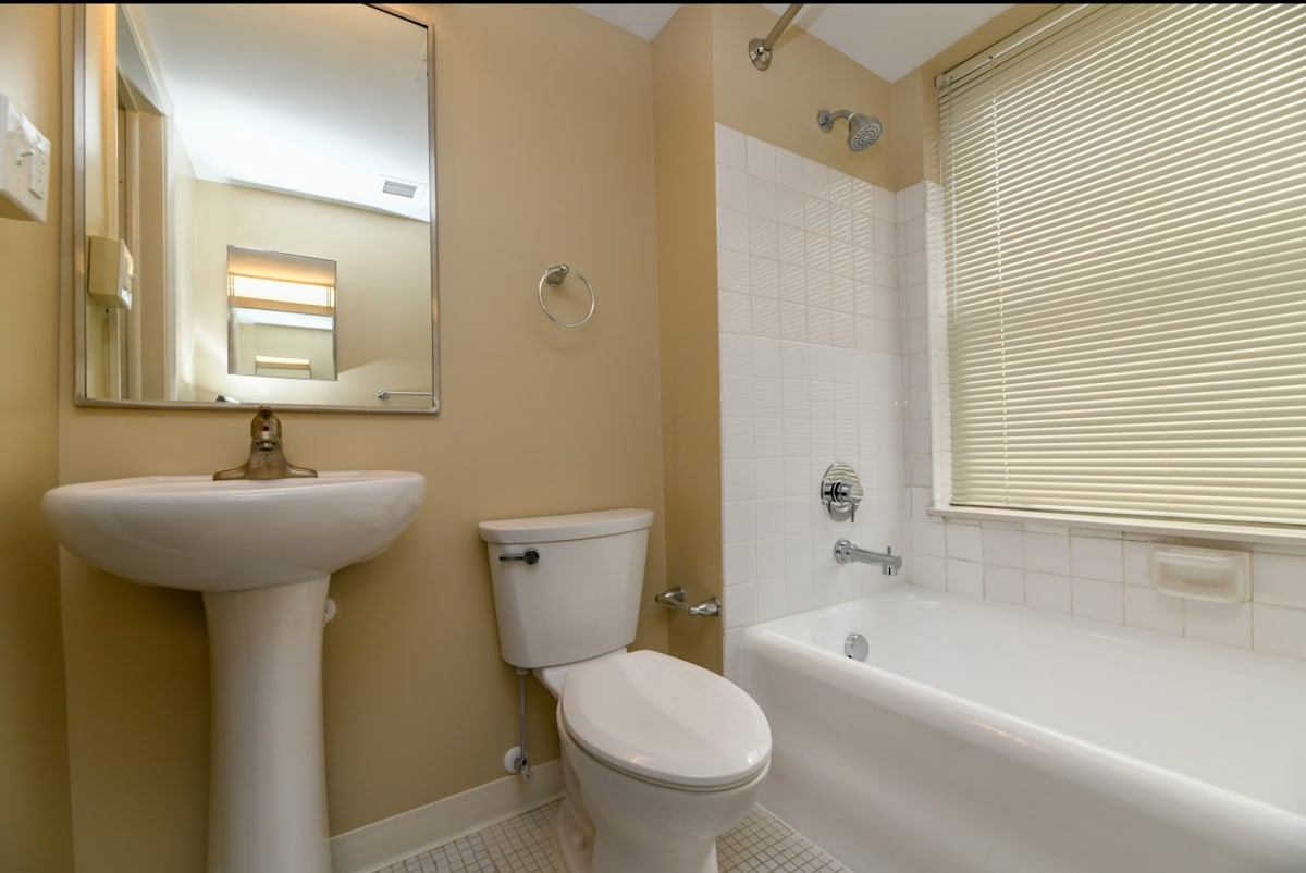 Photos and Video of Commodore Place Apartments in Cleveland, OH