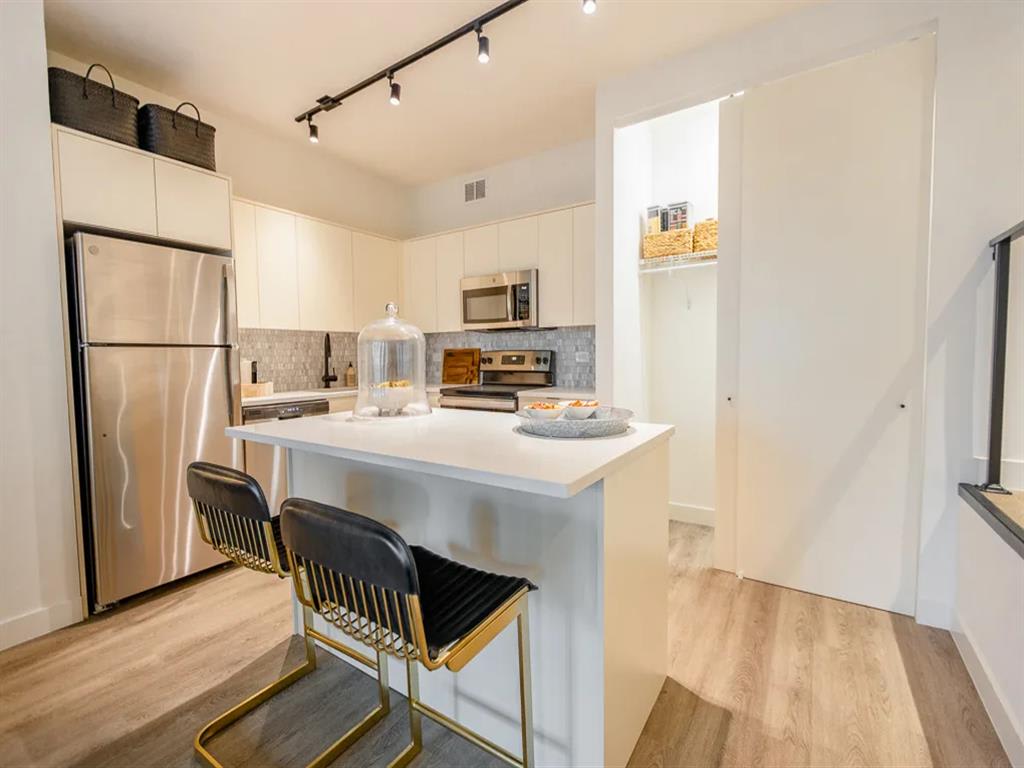 Photos and Video of 21 E. Chestnut St. in Chicago, IL