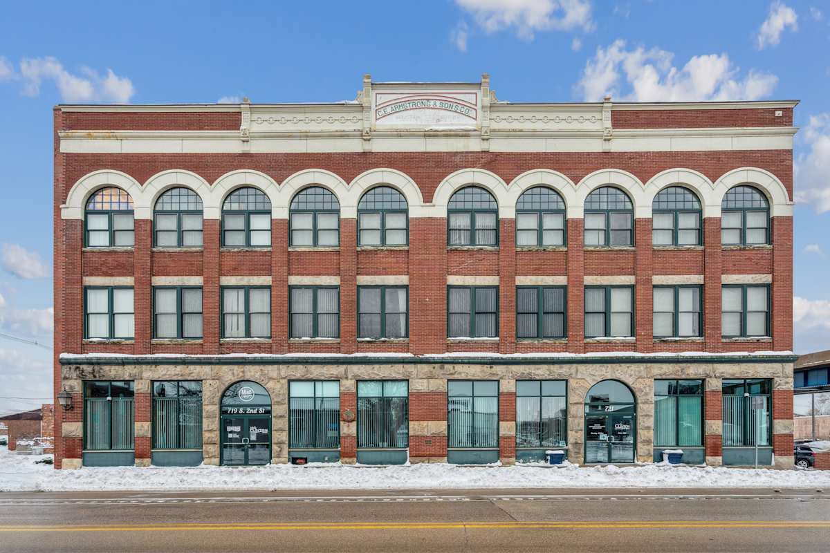 Photos and Video of Armstrong Apartments in Clinton, IA