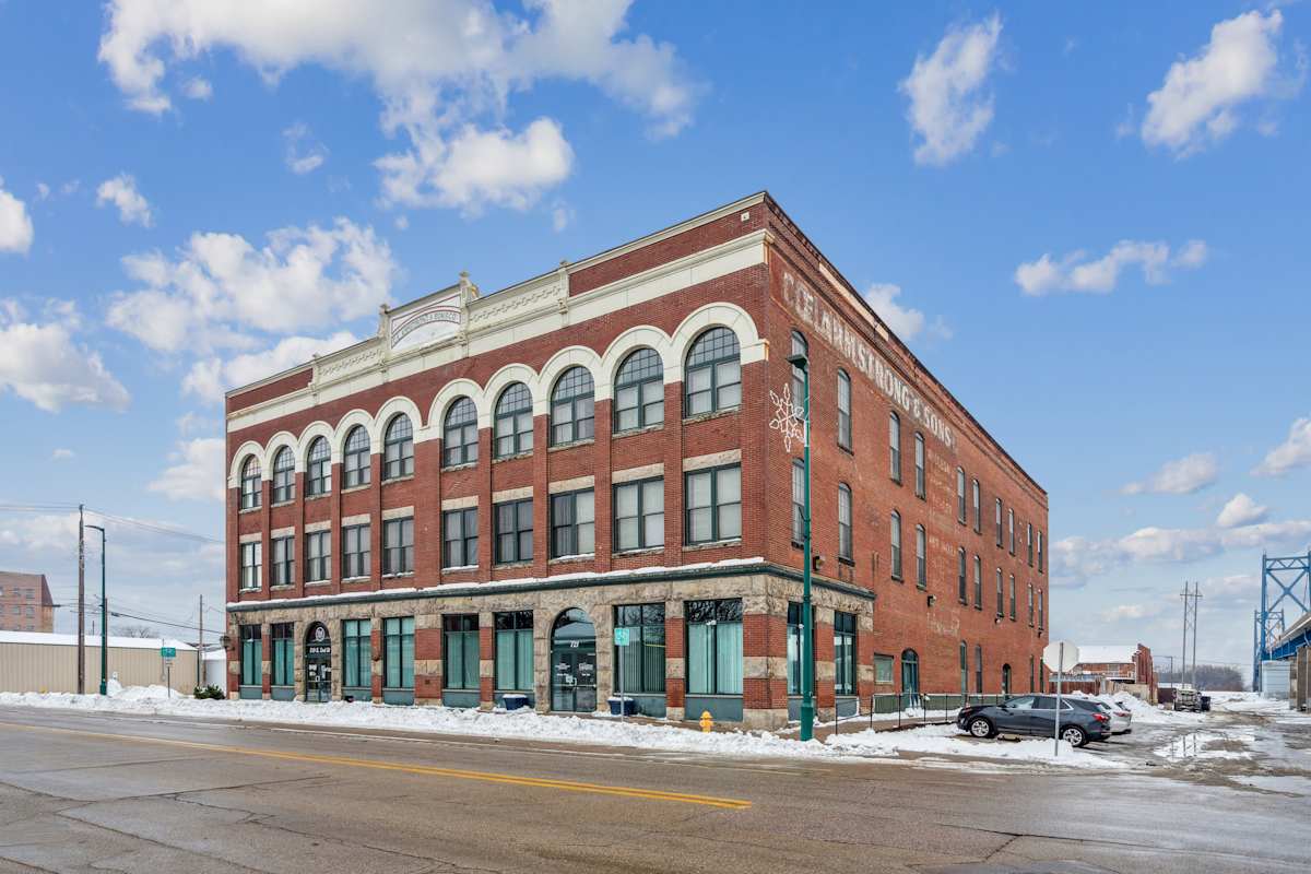 Photos and Video of Armstrong Apartments in Clinton, IA