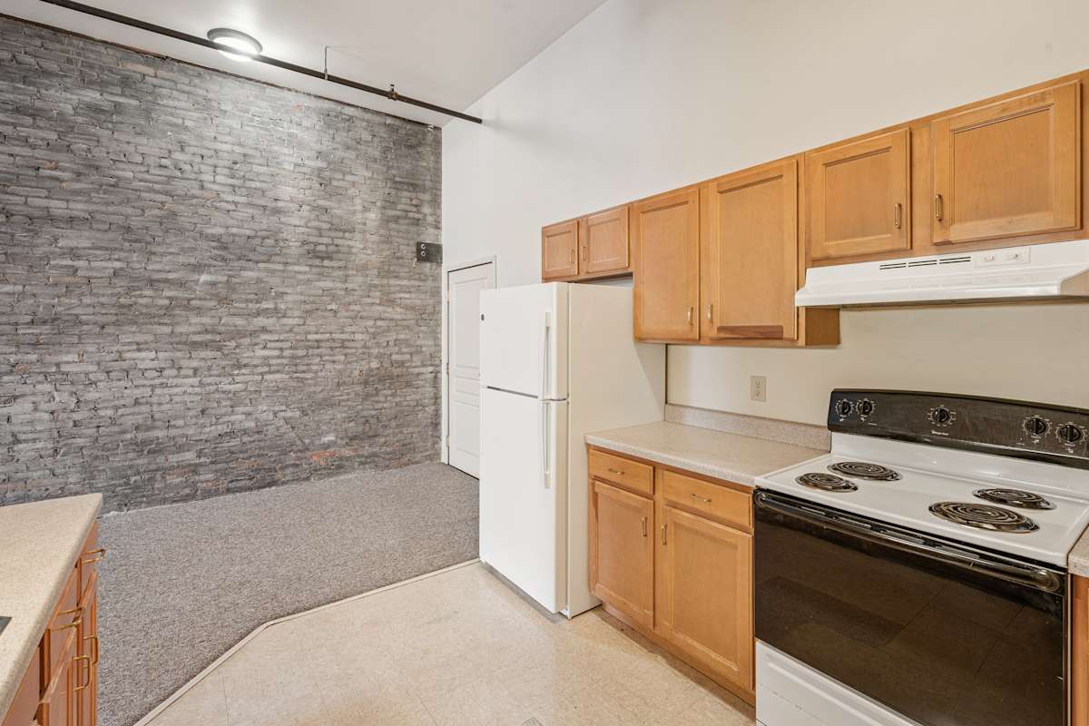 Photos and Video of Armstrong Apartments in Clinton, IA