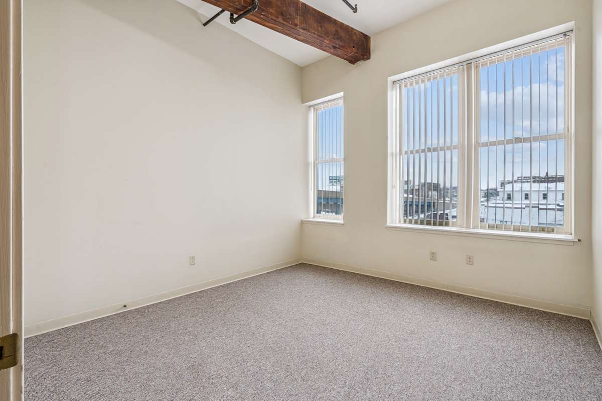 Photos and Video of Armstrong Apartments in Clinton, IA