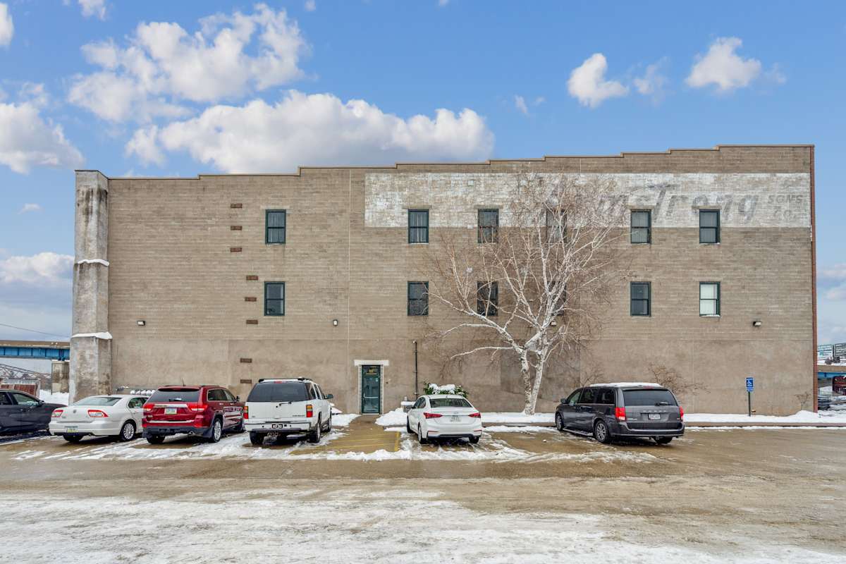 Photos and Video of Armstrong Apartments in Clinton, IA