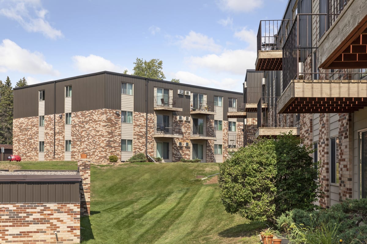 Apartments for Rent in Maplewood, MN | Silver Ridge