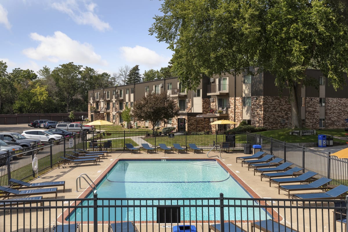 Apartments for Rent in Maplewood, MN | Silver Ridge