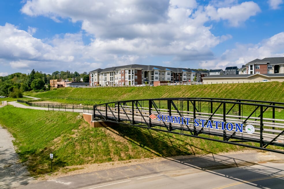 Apartments for Rent in South Park, PA | Flats at Summit Station