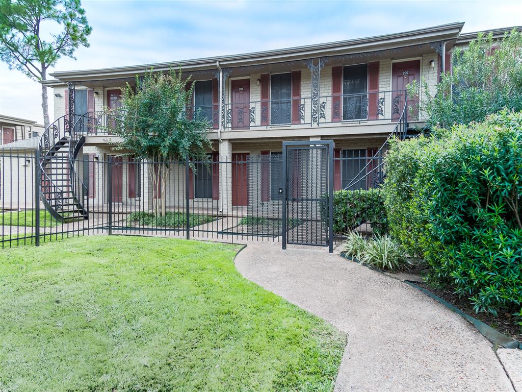 Photos and Video of Willow Tree Apartments in Houston, TX