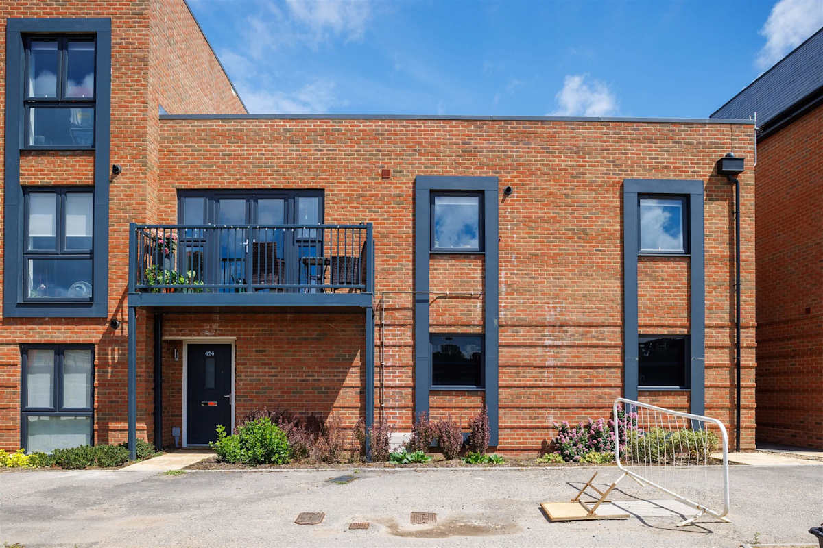 Photos and Video of Whiteley Meadows in Curbridge, HAMPSHIRE