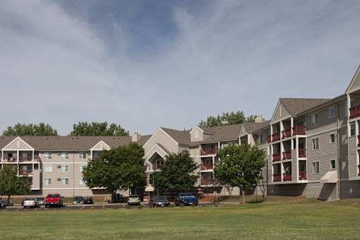Photos and Video of Briar Pond Apartments in Oakdale, MN