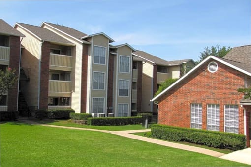 Photos and Video of Covington Creek Apartment in Irving, TX