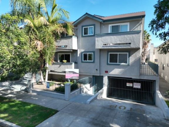 Studio, 1 & 2 Bedroom Apartments in North Hollywood | Oxnard Plaza