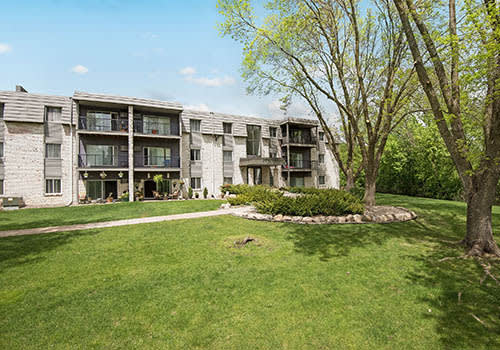 Apartments in Roseville, MN | Rosedale Estates Apartments