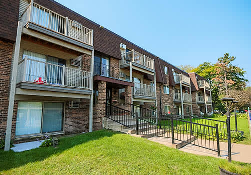 Apartments in Roseville, MN | Rosedale Estates Apartments