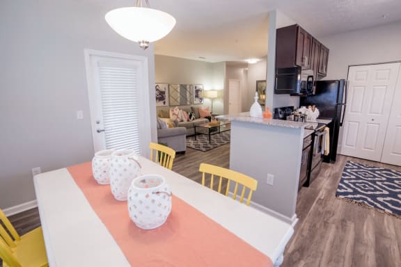 Renovated Apartments in Cincinnati | Fieldstone at Glenwood Crossing