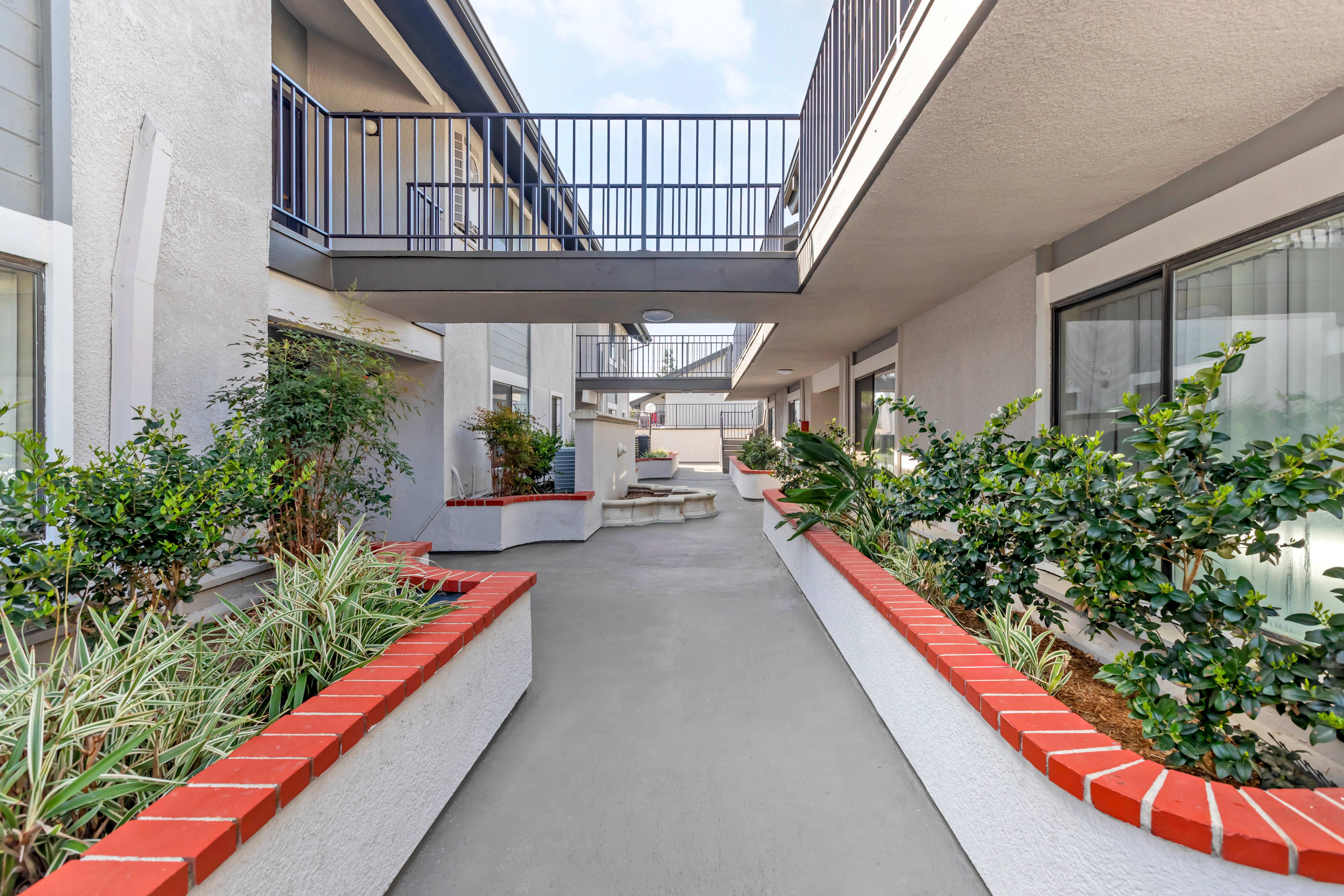 Independence Plaza Apartment Homes | Apartments in Canoga Park, CA ...