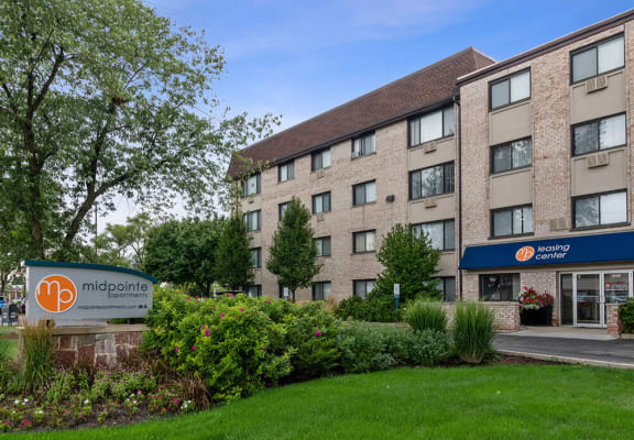 Midpointe Apartments | Apartments in Chicago, IL