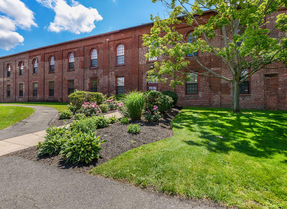 Bigelow Commons | Apartments in Enfield, CT