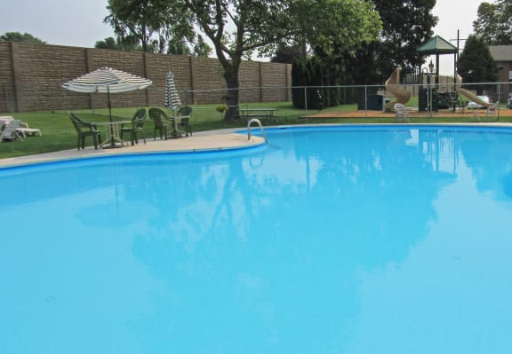 Mechanicsburg Apartments with Swimming Pool | Delbrook Manor
