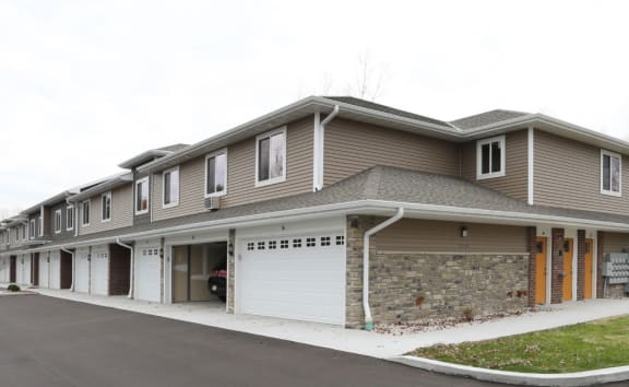 Pinewood Park Villas | Apartments in Howard, WI