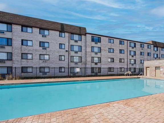 Midpointe Apartments | Apartments in Chicago, IL