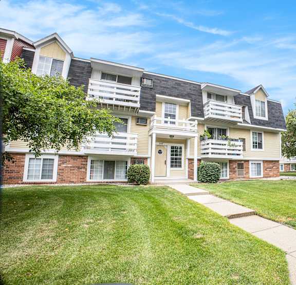 Apartments in Walker, MI | Apple Ridge Apartments