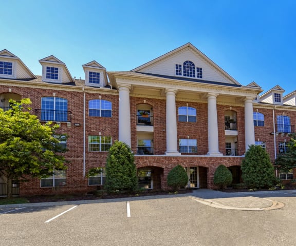 RidgeGate Apartments | Apartments in Minnetonka, MN