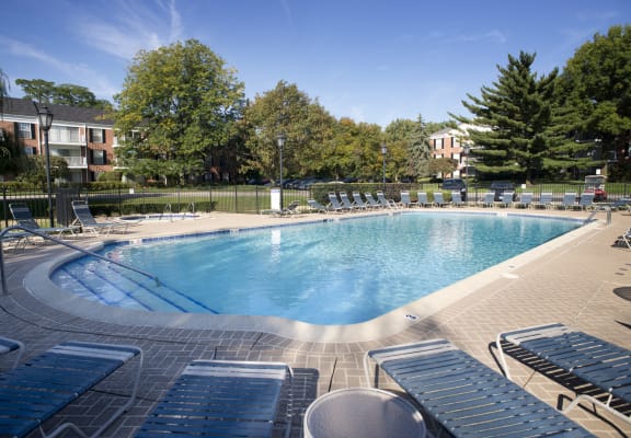 Oakbrook Terrace Apartments | Versailles on the Lakes Oakbrook