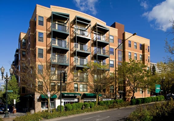 Collins Circle | Apartments in Portland, OR