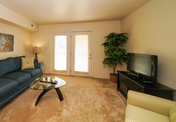 Apartments in Oak Creek, WI | Oak Shores Apartments