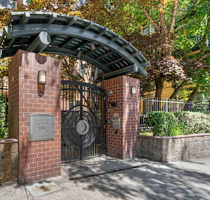 Collins Circle | Apartments in Portland, OR