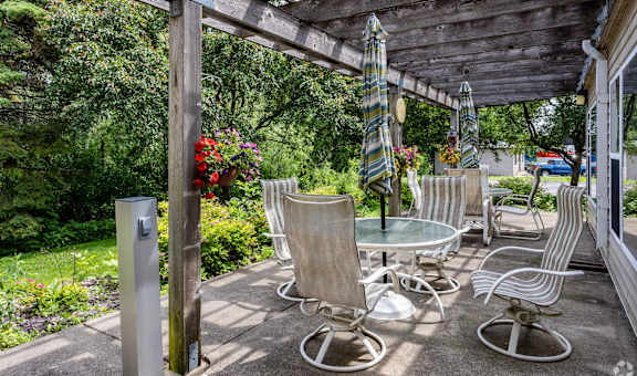 Silver Lake Pointe 55+ | Apartments in Mounds View, MN