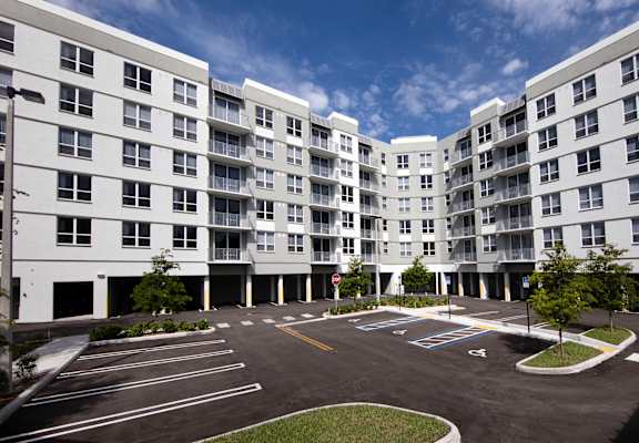 Courtside Apartments | Apartments in Miami, FL