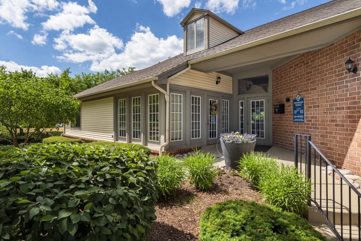 Photos and Video of Clover Ridge East Apartments in Palatine, IL