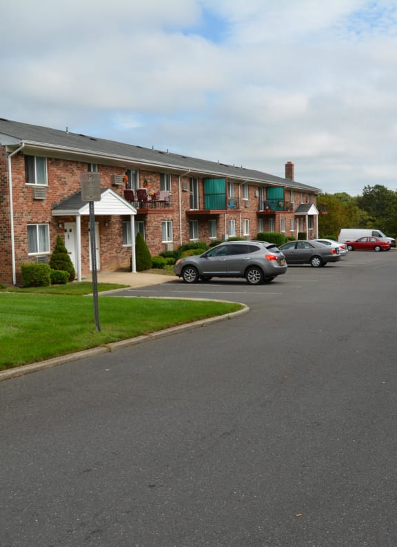Brookwood at Holbrook | Apartments in Holbrook, NY